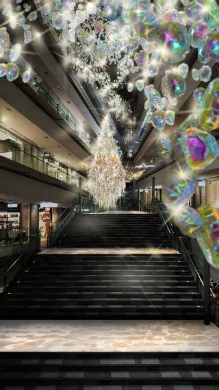 表参道ヒルズ約1万4 000個のバルーンを使用した煌びやかな浮遊する光のクリスマスツリーが登場毎年恒例の期間限定パフェメニューを館内