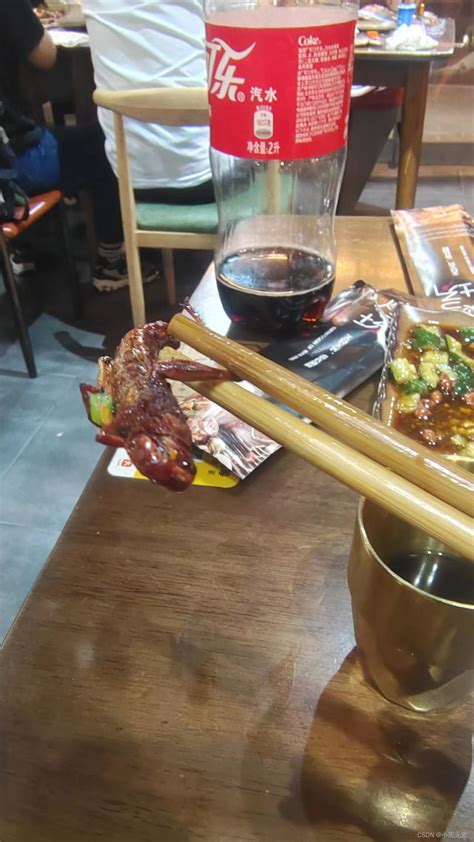 小黑跟中老黑和阿黄吃了烤蚕蛹知了，喝了阿黄带来的茅台，耳机又莫名其妙第丢了逐渐减少内耗的leetcode之旅714 买卖股票的最佳时机含