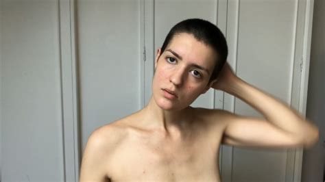 Bonita Morena Con Pelo Corto Se Viste Y Se Pinta Deessebronzee