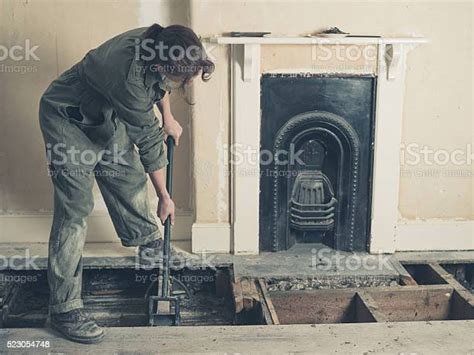 젊은 여성 에서 보일러 어울리다 제거 바닥용 보드 Diy에 대한 스톡 사진 및 기타 이미지 Diy 건설 산업 건설 프레임