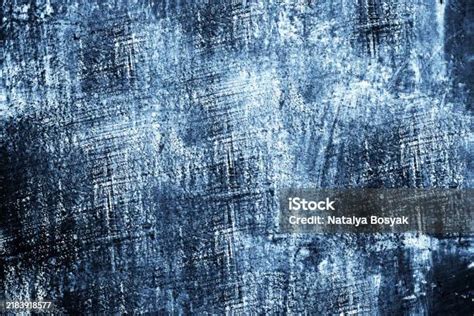 검은 진한 파란색 회색 흰색 벽 질감 배경 페인트 거친 브러시 스트로크 오래된 긁힌 고르지 않은 먼지 곡물 더러운 고민하는 혼돈 선 그런지 표면 클로즈업 0명에 대한 스톡