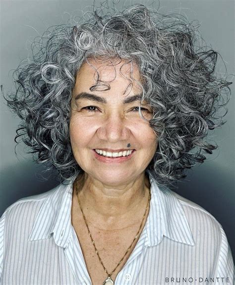 30 Fabulous Hairstyles For Women Over 60 With Round Face Shapes Short
