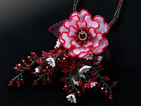 赤いお花と小花のボリュームビーズネックレス ビーズ細工 ビーズ ビーズフラワー