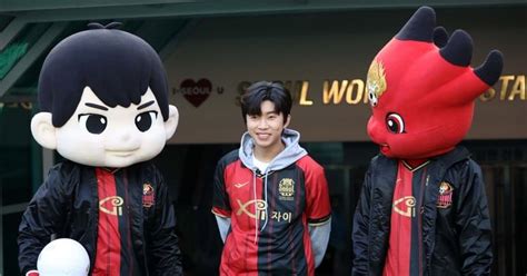 “손흥민 패스 받은 임영웅 골 넣고 ‘찰칵 세레머니” 목격담 화제