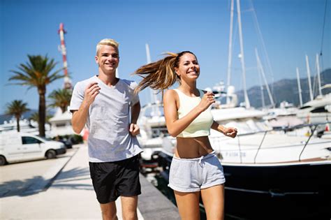 커플 실행 해변에서 조깅하는 행복한 사람들 행복한 미소 운동 2명에 대한 스톡 사진 및 기타 이미지 2명 건강한 생활방식 남성 Istock