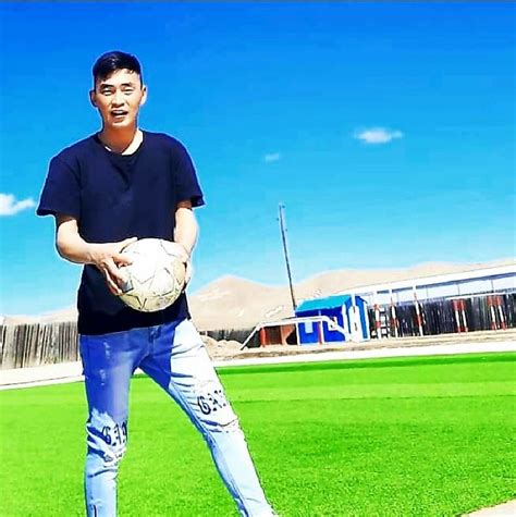 Ө Чамайг хайрлахдаа би Нар шиг дулаан сар шиг зөөлөн байлаа Чамаас хагацахдаа би Салхи шиг