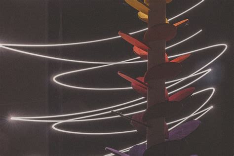 Onyourday ⠀ ⠀ 협찬 어둠속에서 빛나는 이색적인 마블트리 🎄 깜깜한 곳에서 한참을 꽁냥하더니 빛으로 마블트리를 빛낸 부녀 ෆ 설렘 가득 크리스마스에