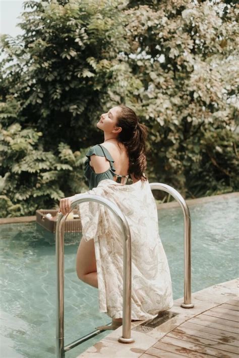 Ide Gaya Foto Di Kolam Renang Ala Selebgram Dan Artis Dzargon