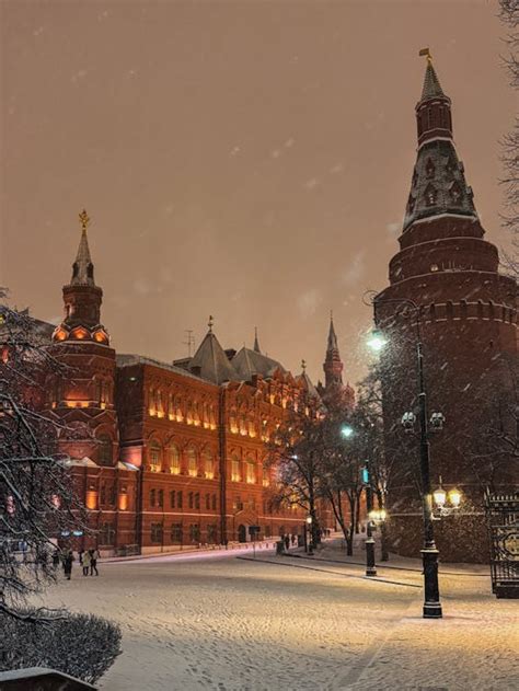 가로등 기둥 감기 거리 건물 건축 겨울 겨울철의 경치 계절 관광 관광객 나무 날씨 눈 눈 내리는 눈밭 눈송이 도시 도시 풍경 도시의 랜드