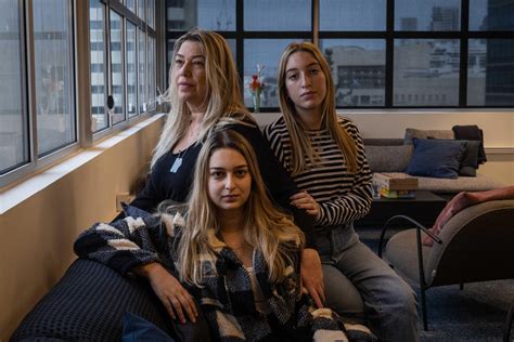 עם משפחות החטופים הארץ