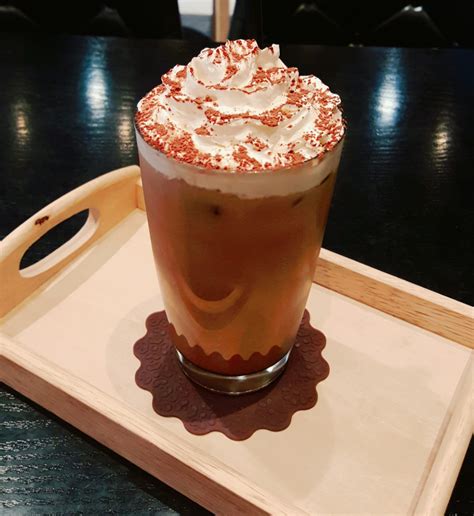 아이스 카페모카 휘핑 위에 코코아 파우더로 데코한 거 Vs 초코 시럽으로 데코한 거 인스티즈instiz 익명잡담 카테고리