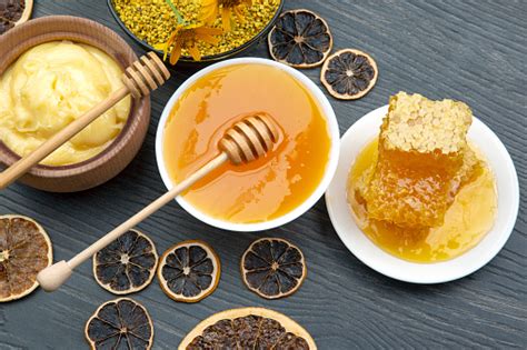 나무 배경에 숟가락으로 다양한 품종 꽃가루와 벌집 신선한 꽃 꿀 유기농 비타민 건강 식품 0명에 대한 스톡 사진 및 기타 이미지 Istock