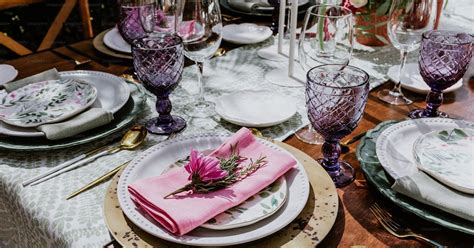 테라스에서 결혼식 피로연을 위해 장식된 테이블에 꽃 안경 및 접시가 있는 테이블 설정 라틴 아메리카 사진 Unsplash의 연회 이미지