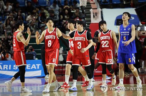 어색한 파란 연습복 입은 Sk이겨서 붉은 옷 입고 싶었다