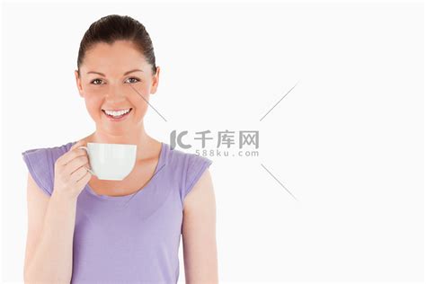 站着喝咖啡的漂亮女人高清摄影大图 千库网