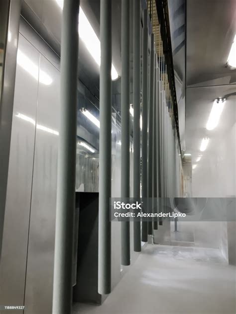 금속 부품 공장의 산업용 컨베이어 라인 분말 페인트 부품 및 페인트 부품의 표면의 전처리 0명에 대한 스톡 사진 및 기타 이미지 Istock