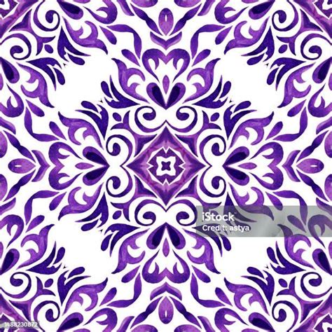 보라색과 흰색의 손으로 그린 타일 이음매 없는 장식용 수채화 물감 패턴 화려한 다마스크 배경 Handdrwn 타일링 모자이크입니다 0명에 대한 스톡 벡터 아트 및 기타