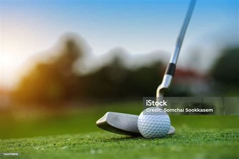 아침 햇살이 내리쬐는 아름다운 골프 코스의 녹색 잔디밭에 골프 클럽과 골프 공 골프에 대한 스톡 사진 및 기타 이미지 골프