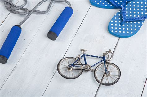 피트니스 스포츠 및 건강한 라이프스타일 컨셉 파란색 손잡이가 달린 점프 건너뛰기 로프 폴카 도트 플립 플롭 자전거 모델 개인 장식품에 대한 스톡 사진 및 기타 이미지