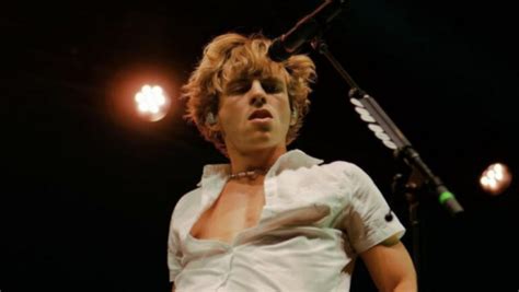 Ross Lynch Has A Party Trick And Its Grabbing His Crotch On Stage