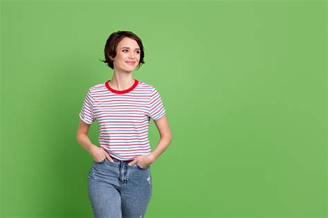 녹색 파스텔 색상 배경 위에 고립 된 주머니에 손을 잡고있는 꽤 쾌활한 소녀의 초상화 복사 공간 T 셔츠에 대한 스톡 사진 및 기타 이미지 Istock