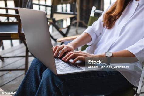 랩톱 컴퓨터 키보드에서 작업하고 입력하는 여성의 클로즈업 이미지 35 39세에 대한 스톡 사진 및 기타 이미지 35 39세 가정 생활 개념 Istock