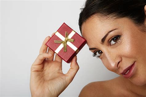 흰색 빈 배경 위에 손을 선물 상자를 들고 검은 짧은 머리와 아름 다운 갈색 머리 여자의 패션 사진 긍정적인 인간의 감정 반응 제스처입니다 붙여넣기 공간 텍스트 메시지를