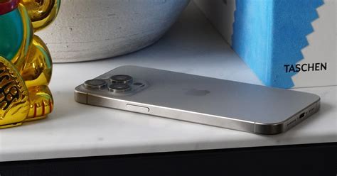 The Titanium Of The Iphone Pro Can Change Color With The Oil In Your Skin El Output