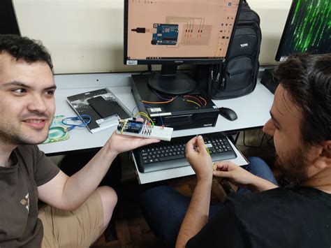 Acadêmicos De Sistemas De Informação Inovam Com Uso De Arduino Em Projetos De Robótica