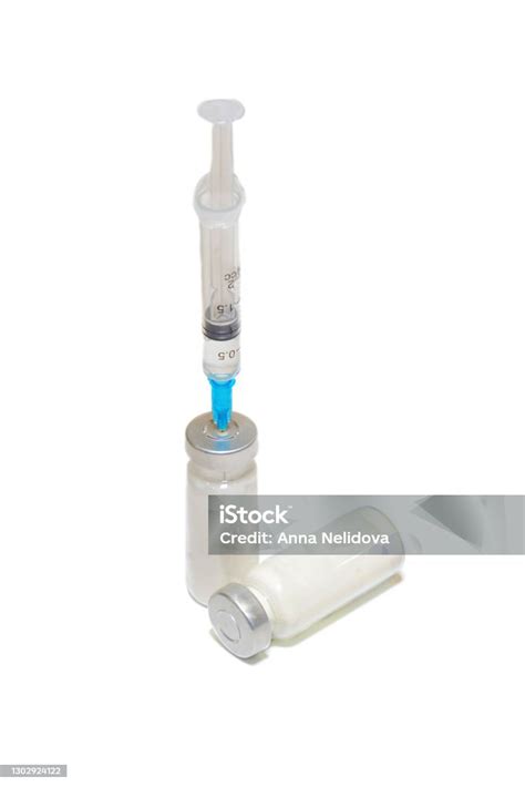 의료 유리 병 앰플 1 개와 바늘이있는 의료 일회용 주사기 의료 개념은 바이러스에 대하여 의학 시험 관 및 백신을 보여줍니다 흰색 배경에서 분리 0명에 대한 스톡 사진 및