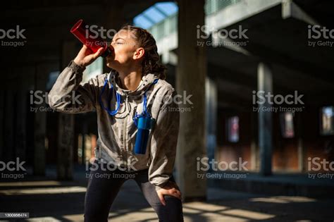 젊은 스포츠 여자 하 고 몸 형성 운동 에 오래 된 버려진 된 건물 로프 점프 훈련에서 휴식을 복용 20 24세에 대한 스톡