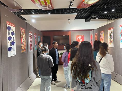 传媒学院学生第二党支部组织开展观看展览党日活动 传媒学院