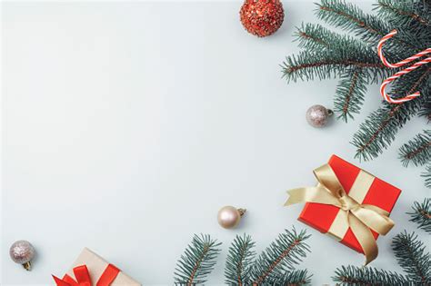 크리스마스 장식 선물 상자 전나무 가지 및 사탕 지팡이가 밝은 배경에 있습니다 상단보기 플랫 레이 복사 공간 빨강에 대한 스톡 사진 및 기타 이미지 Istock