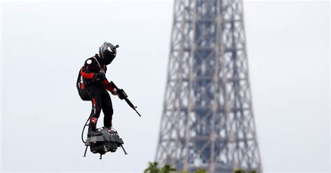 프랑스 바스티유데이에 주목 끈 플라잉보드