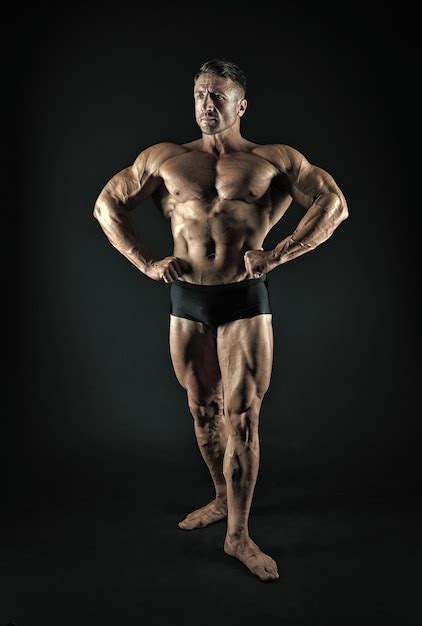 전문 보디 보디 검은 배경에 맞는 보디 빌딩 쇼 근육질의 몸 6 팩 복근과 강한 보디 근육 남자 근력 훈련 보디 빌딩 및 피트니스 프리미엄 사진