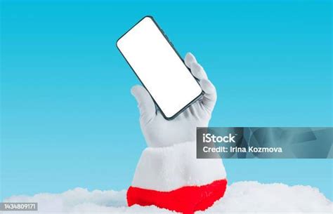 흰색으로 격리된 검은색 빈 화면이 있는 스마트폰을 들고 있는 산타 클리핑 경로로 화면이 잘립니다 장갑에 대한 스톡 사진 및 기타 이미지 Istock