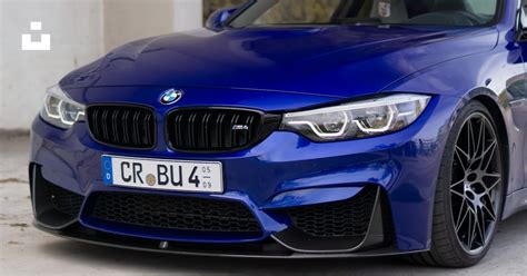 흰색 벽 옆에 주차된 파란색 Bmw M 3 쿠페 사진 Unsplash의 무료 하일브론 이미지