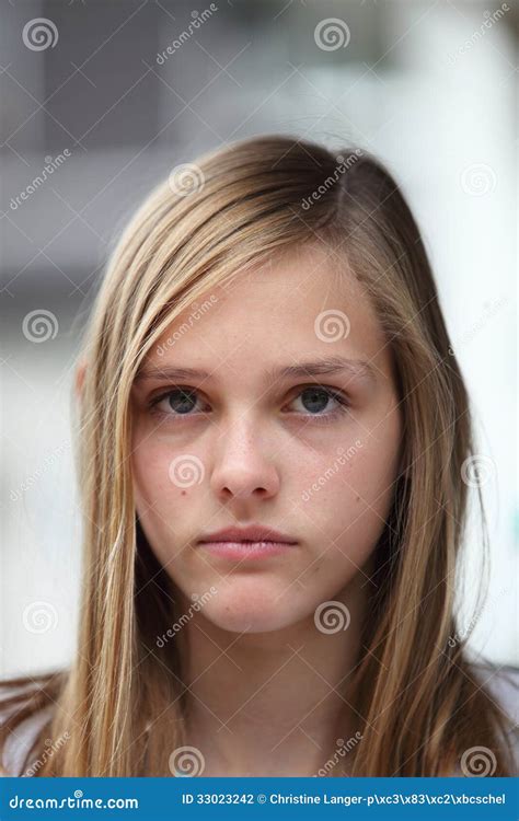 Молодой девочка подросток с серьезным выражением Стоковое Фото изображение насчитывающей