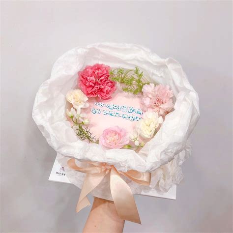 케이크한입 생화 꽃다발 케이크💐 케이크와 꽃과 함께 선물하세요🌸 생화는 계절과 꽃시장에