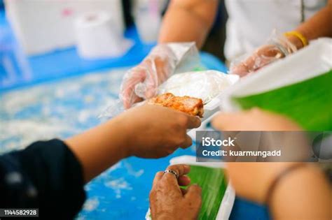거 지의 손은 기증자에 게 서 음식을 제공 합니다 가난한 자의 삶 먹이의 개념 개념에 대한 스톡 사진 및 기타 이미지 개념 개념과 주제 거지 Istock