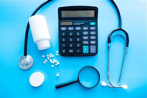 의료 청진기 옆에 돋보기 아래 알약과 의약품 건강의 개념과 의약품 비타민 및 다양한 보충제의 책임있는 사용 0명에 대한 스톡 사진 및 기타 이미지 Istock