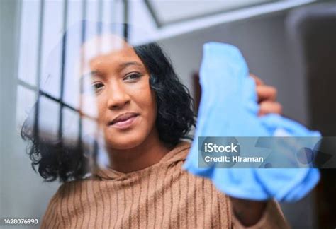 창문 청소 및 집에서 봄 청소를하는 여성 집의 유리 표면 세척 가사 노동 일상적인 위생 작업으로 가정 및 보살핌 깨끗한 먼지가없는 생활 공간을 자랑스럽게 생각합니다 가사