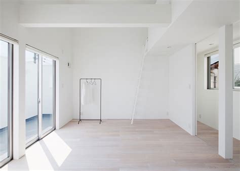 Three White Walls Front Ripple House By Kichi Architectural Design