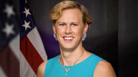 Першій трансгендернйій офіцерці США висунуто звинувачення у змові з росією Gays Ua