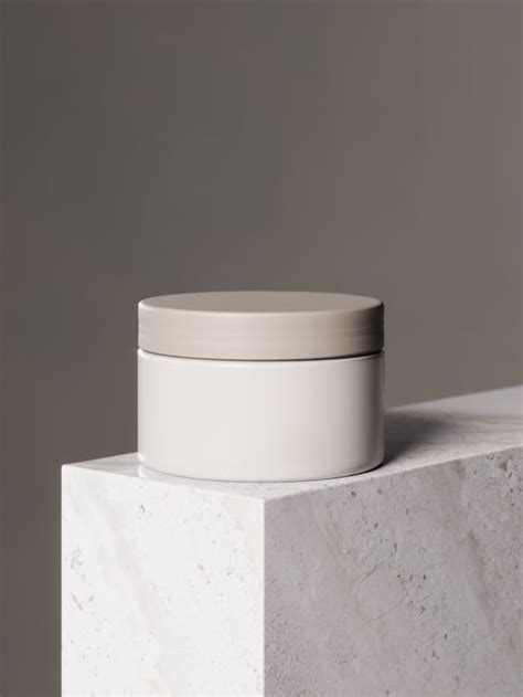 광고하는 깨끗한 깨끗한 라인 단순한 대리석 블록 디자인 라이프스타일 럭셔리 먹이 미니멀리스트 미용 제품 미학 베이지 톤 부드러운 조명 브랜딩 비어