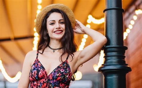 Meet Attractive Single Women On