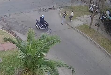 Bandidos Tentam Assaltar Uma Policial Que Reage Rápido E Atira Em