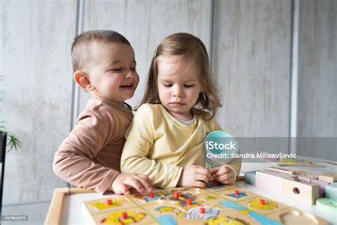 두 명의 유아 한 소년과 한 소녀가 집에서 나무 장난감을 가지고 노는 것 몬테소리 아이들 초기 어린이 개발 및 학습 개념 18 23 개월에 대한 스톡 사진 및 기타 이미지