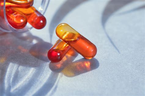 액체 형태의 커큐민 허브 캡슐 야자수 잎 그림자가있는 중립 배경에 허브 심황 캡슐 심황 뿌리에서 한방 추출물 커큐민에 대한 스톡 사진 및 기타 이미지 Istock