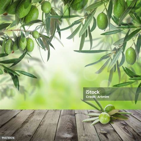 녹색 칼라 마 타 올리브 추상 Bokeh 빛 및 녹색 배경에 복사 공간을 가진 빈 나무 테이블 전통적인 그리스 올리브 오일 음식 배경 0명에 대한 스톡 사진 및 기타 이미지
